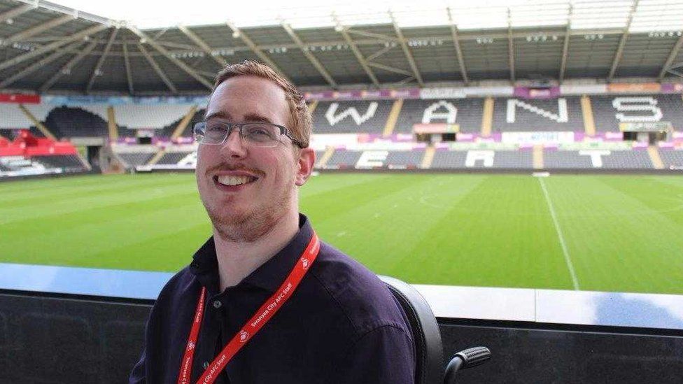 Anabledd yn arwain at yrfa o helpu eraill yn stadiwm Liberty - BBC ...