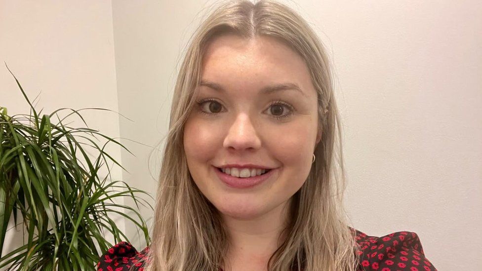 Thyroid: Gormod yn 'anwybyddu' symptomau salwch 'anweledig' - BBC Cymru Fyw