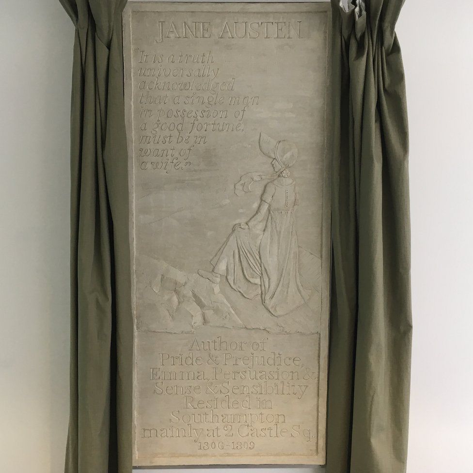 Jane Austen plaque unveiled in Southampton theatre - BBC News