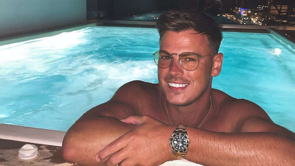 Catfishing: How I hunted down the gang impersonating me online - BBC News