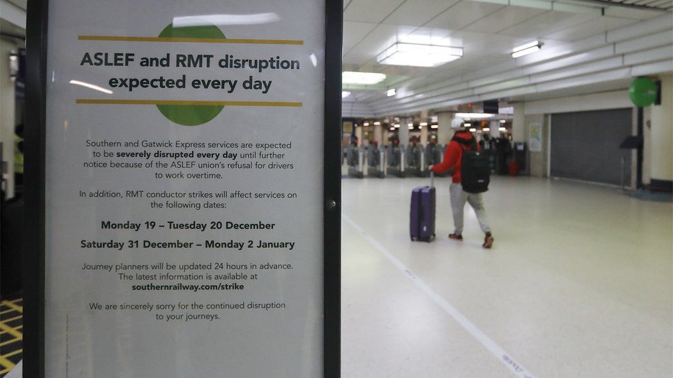 Southern rail strike disrupts new year travel - BBC News