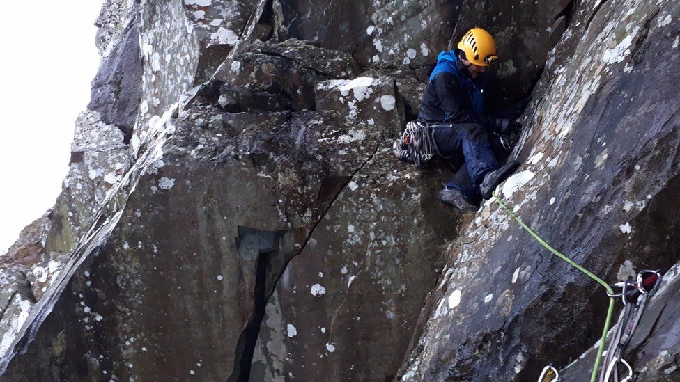 'Epic rescue' for sheep stranded on Lake District cliff - BBC News