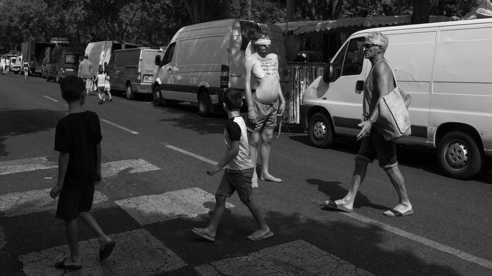 Defnyddio celf i annog sgyrsiau am anabledd - BBC Cymru Fyw