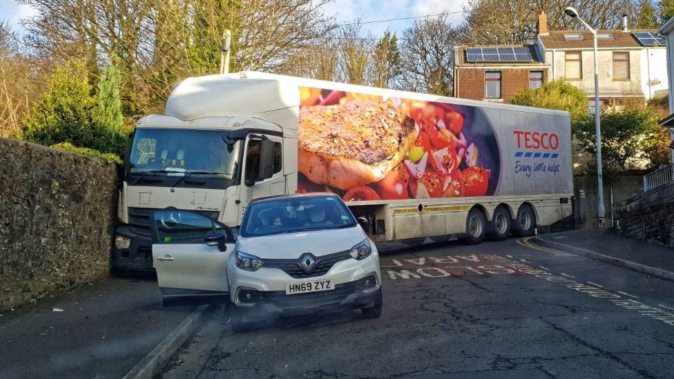 Tesco lorry gets stuck twice on residential Swansea street - BBC News