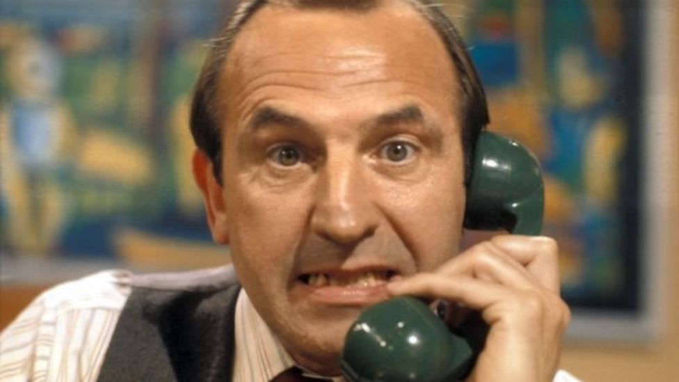 Cleese and Fry lead tributes to Reggie Perrin writer - BBC News