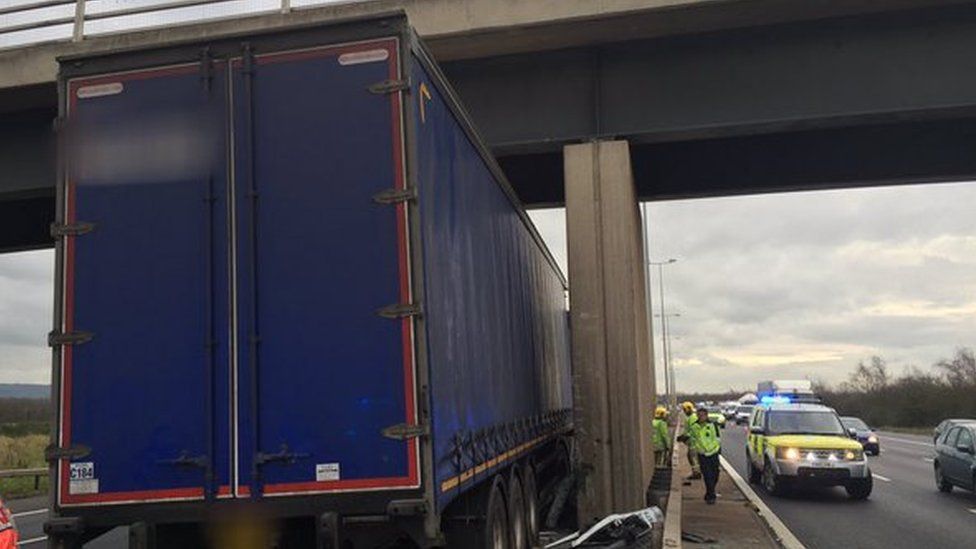 M5 near Worcester shut after lorry hits bridge - BBC News