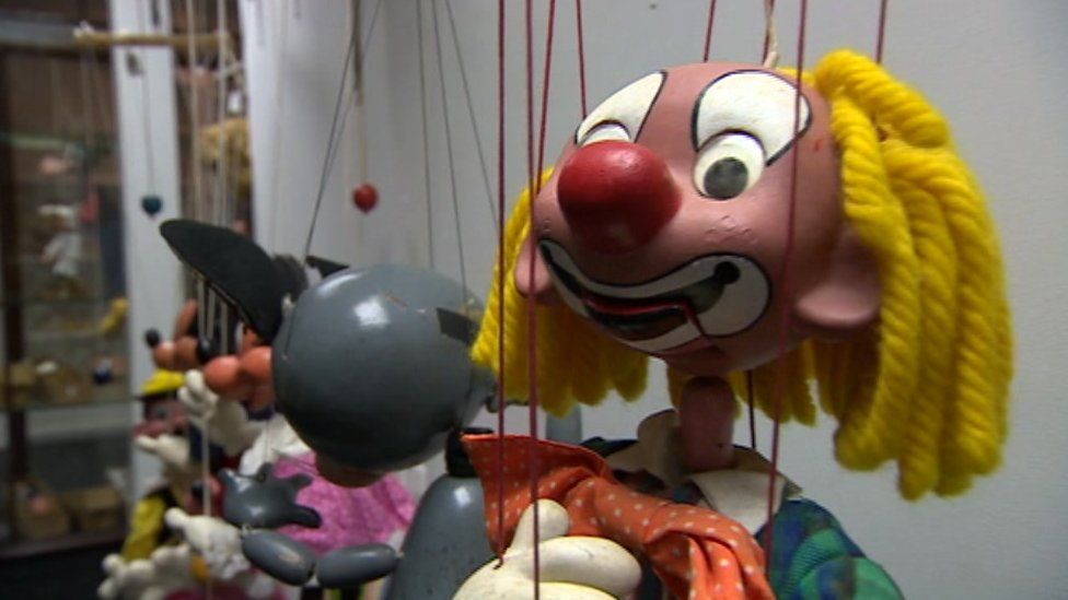 'Largest' puppet collection auctioned in Derby - BBC News