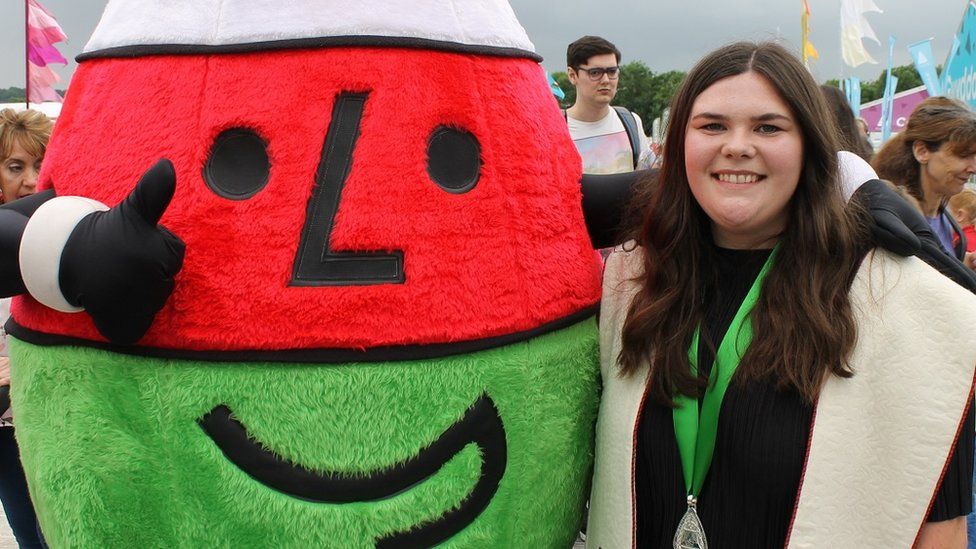 Mared Williams yn cipio Medal Ddrama Eisteddfod yr Urdd - BBC Cymru Fyw