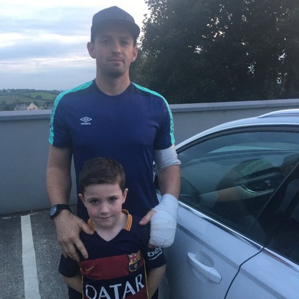 Finn Harps footballer Kevin McHugh retires after losing finger - BBC News