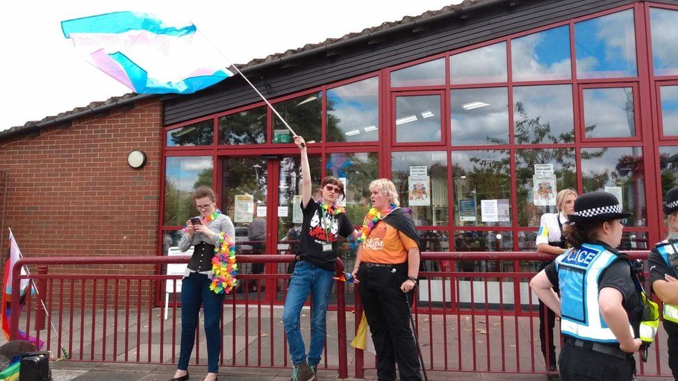 Berkshire: Arrests made during drag queen story hour protests - BBC News