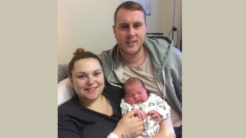 Scotland's first 2018 babies are born - BBC News