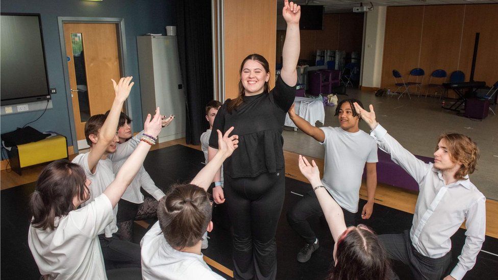 Derry: Singer Roisin Quinn, who had stroke at 14, finds her voice again ...