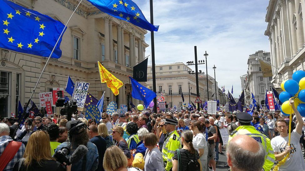 Labour frontbenchers defend no show at anti-Brexit march - BBC News