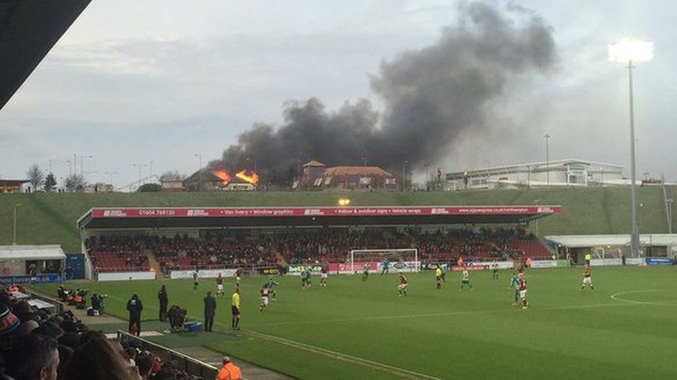 Northampton Sixfields pub staff praised over fire - BBC News