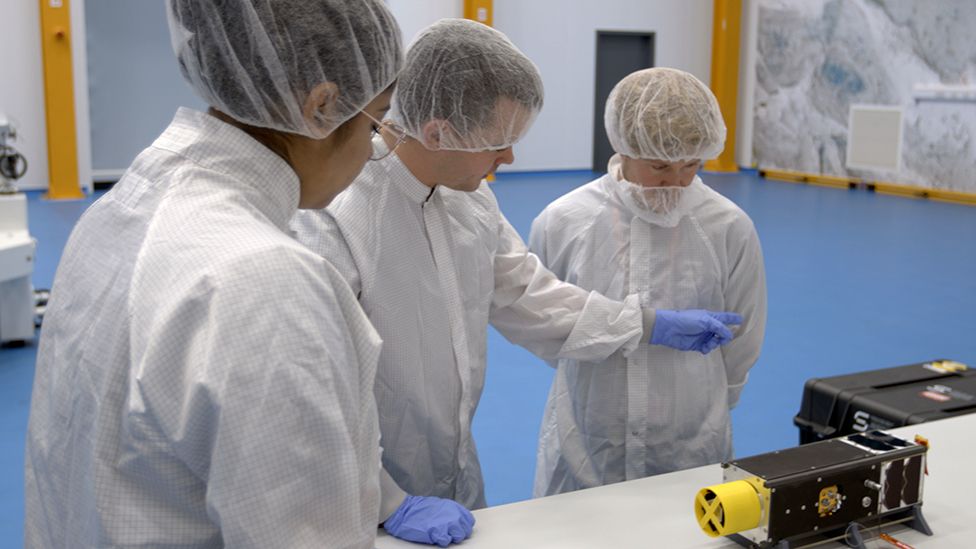 Welsh space firm devises 'shuttlecock' heatshield - BBC News