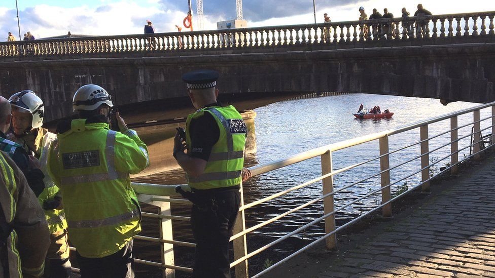 Search for man who fell into River Clyde - BBC News