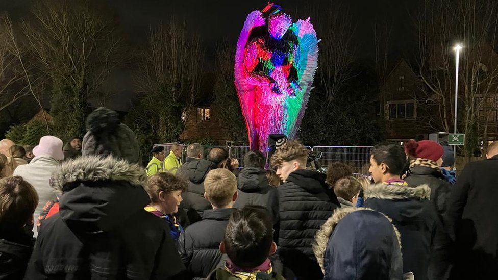Slough: Vigil held at anti-violent crime Knife Angel sculpture - BBC News