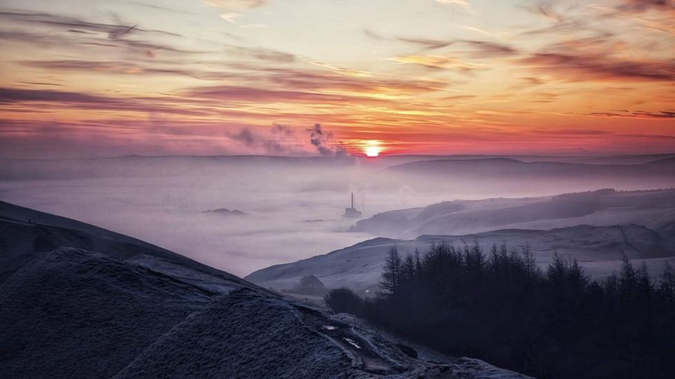 Walkers spot 'breathtaking' cloud inversions in the Peak District - BBC News