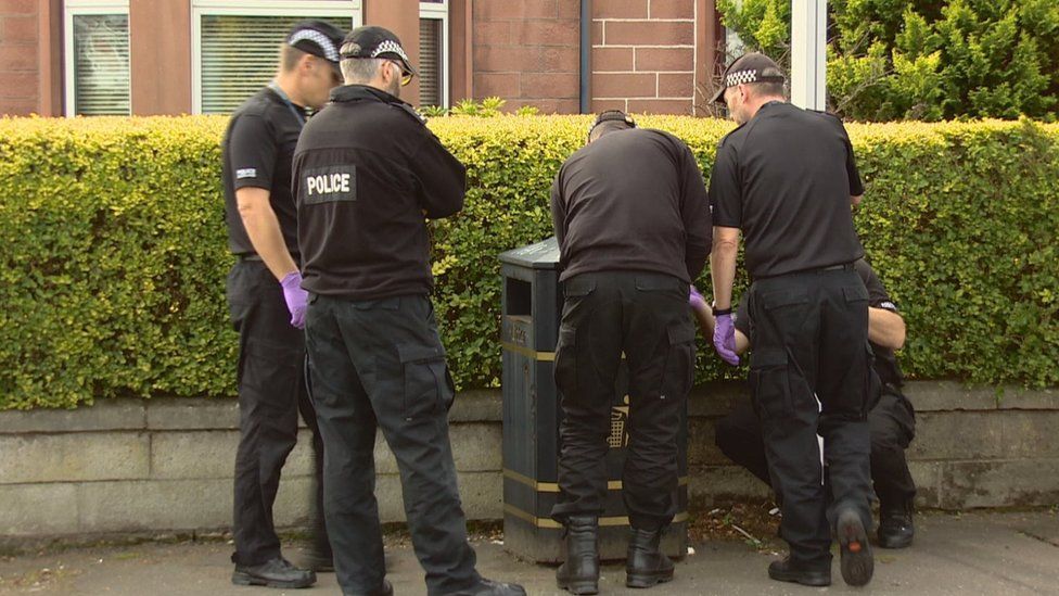 Hunt for gunman after shooting in Paisley street - BBC News