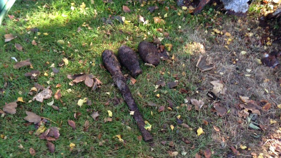World War Two bombs in Burgh Castle gardens spark alert - BBC News