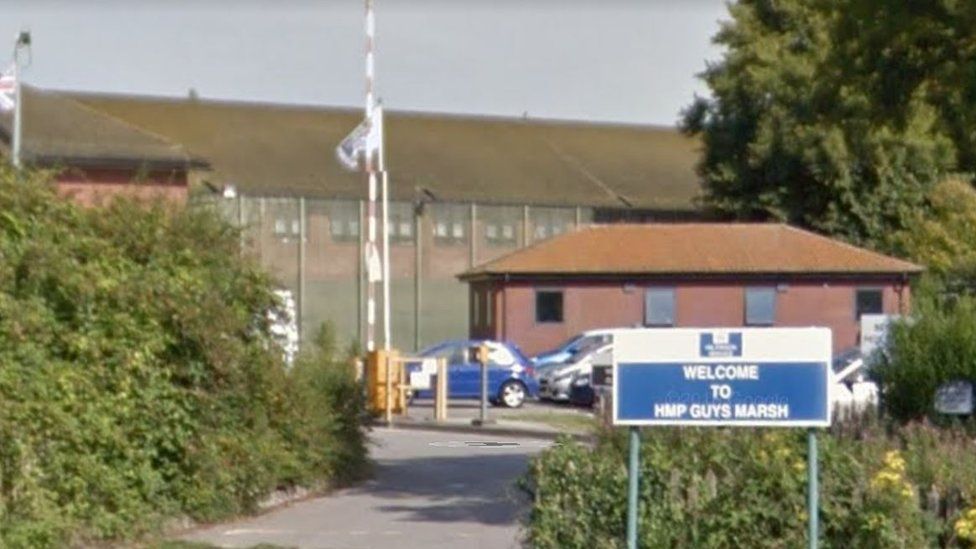 HMP Guy's Marsh: Solar panels to be installed on estate - BBC News