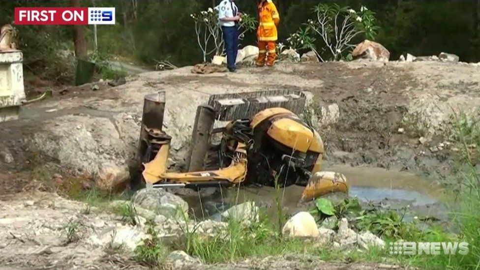 Australian man trapped in pond with nose just above water - BBC News