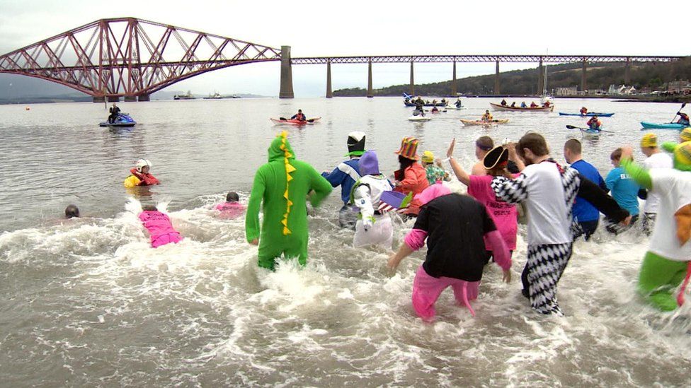 Loony Dookers brave the chilly Forth - BBC News