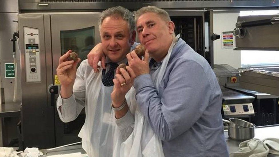 Northern Echo editor Peter Barron leaves after 17 years - BBC News