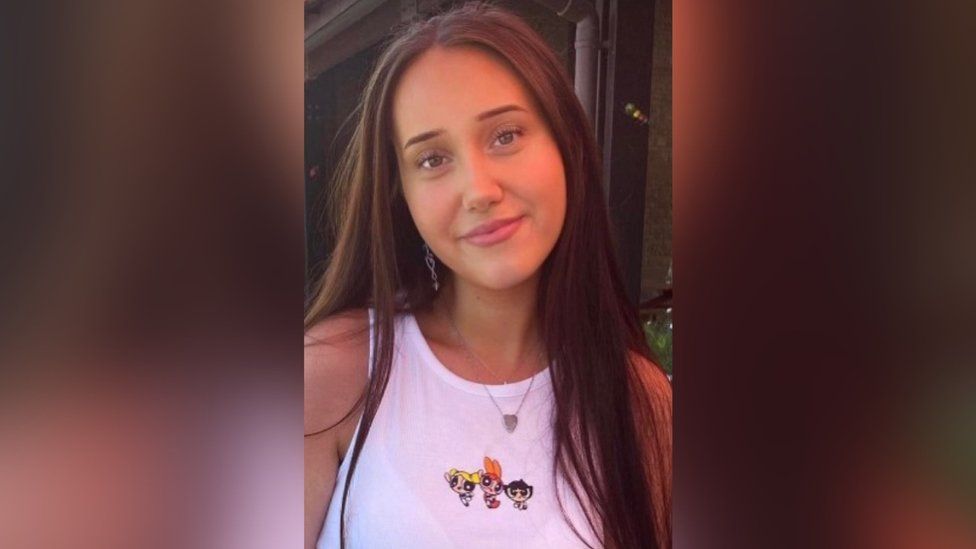 Cysur o rannu profiadau anabledd cudd ar-lein - BBC Cymru Fyw