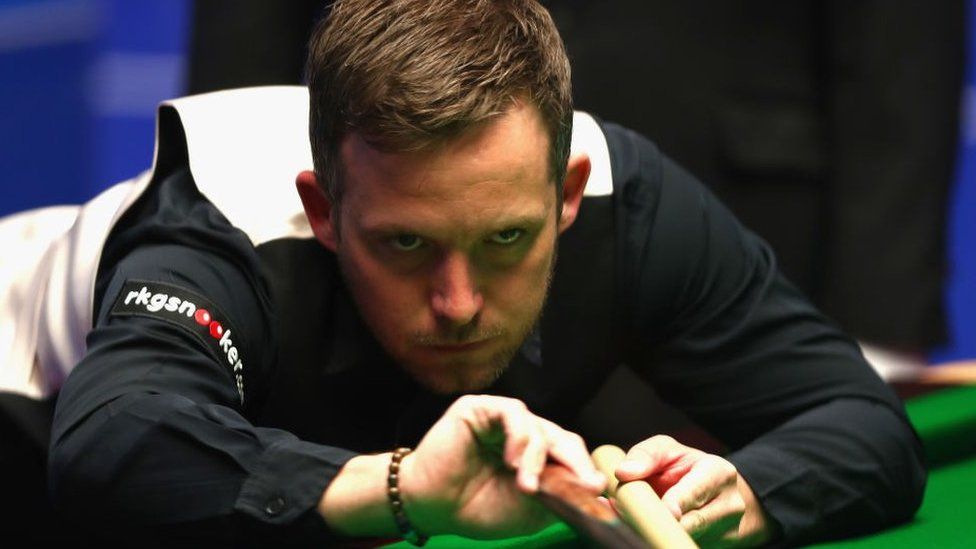 Jamie Jones wedi ei wahardd o snwcer wedi amheuon o dwyll - BBC Cymru Fyw