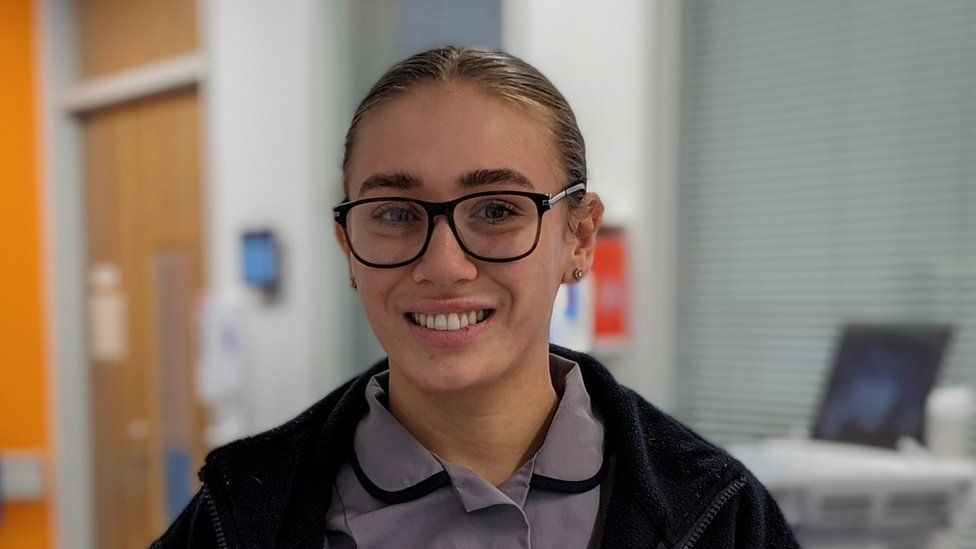 Dad who collapsed at wheel saved by off-duty nurse - BBC News