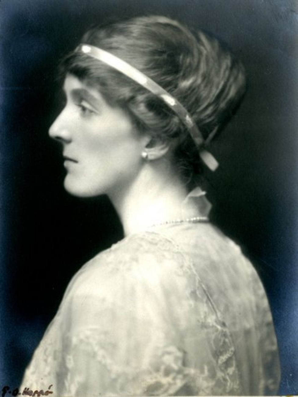 WW1 'agony aunt' letters found by Teesside University - BBC News