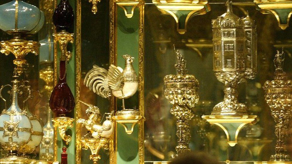 Paris gang of thieves jailed over celebrity burglaries - BBC News