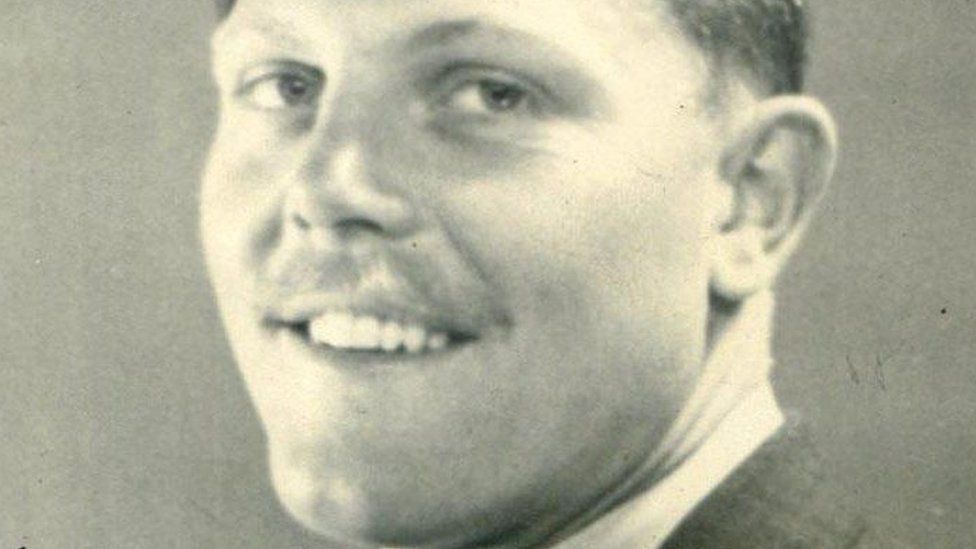 Great Escape Hampshire airman remembered 75 years on - BBC News