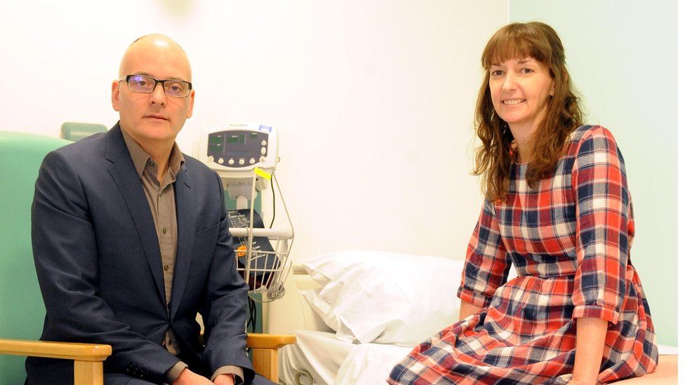 Ebola medical staff given New Year honours - BBC News