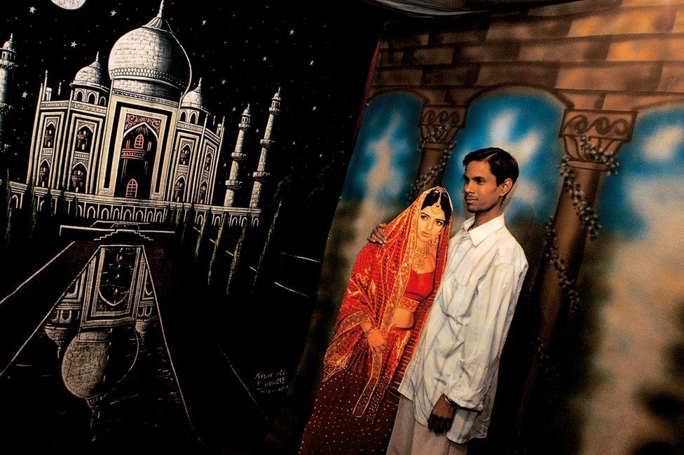 The strange ways Bollywood meets real life in India - BBC News