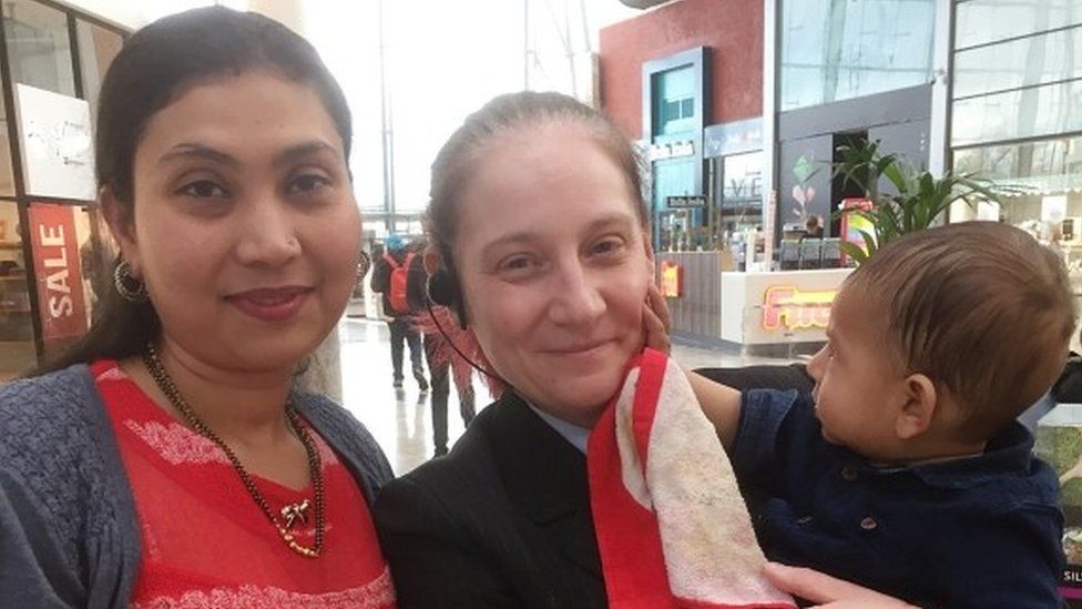 Glasgow security guard reunited with baby she helped deliver - BBC News