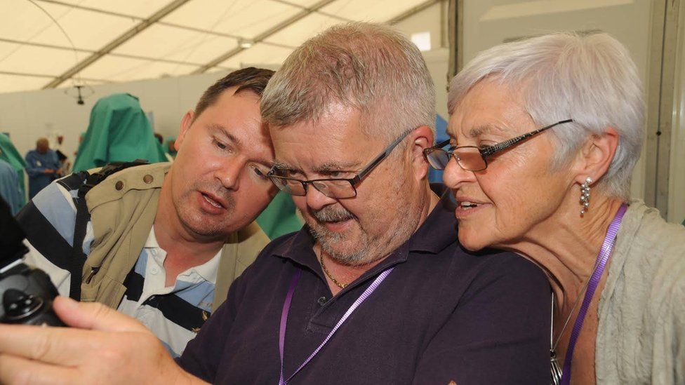 'Trist' bod cyfnod ffotograffwyr papur newydd ar ben - BBC Cymru Fyw