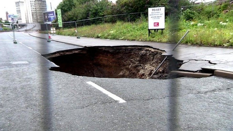 Mancunian Way closed for two days for further repairs - BBC News