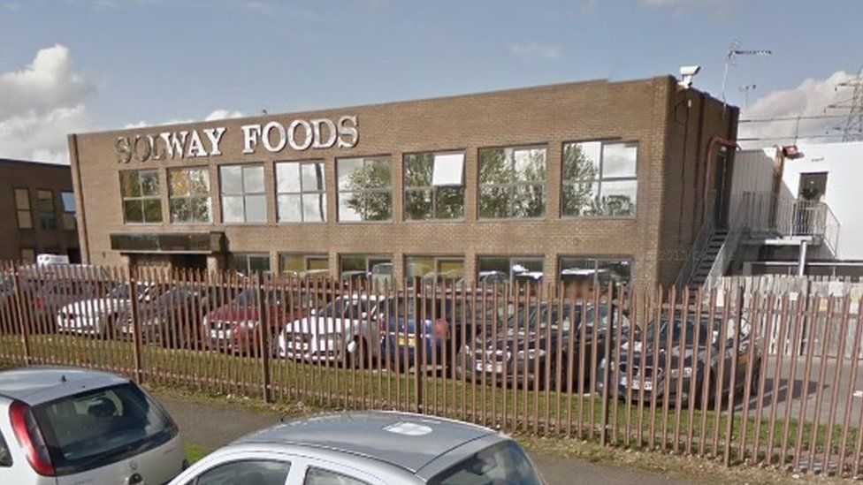 Hundreds of jobs to go as salad processing site to close - BBC News