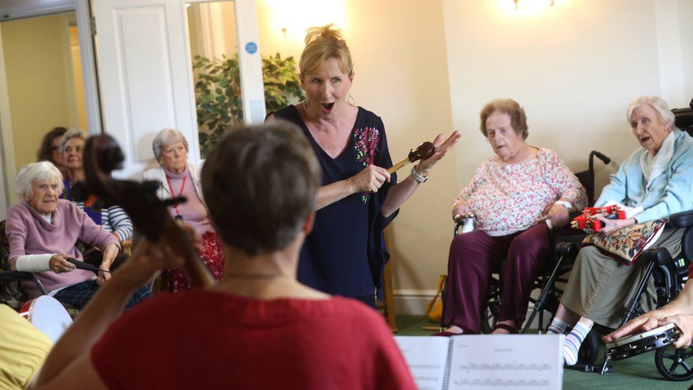 Glyndebourne Opera House: Musicians visit care home residents - BBC News