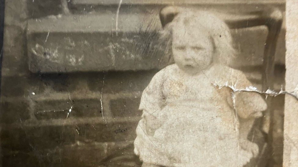 Barnsley woman sent hundreds of cards for 102nd birthday - BBC News