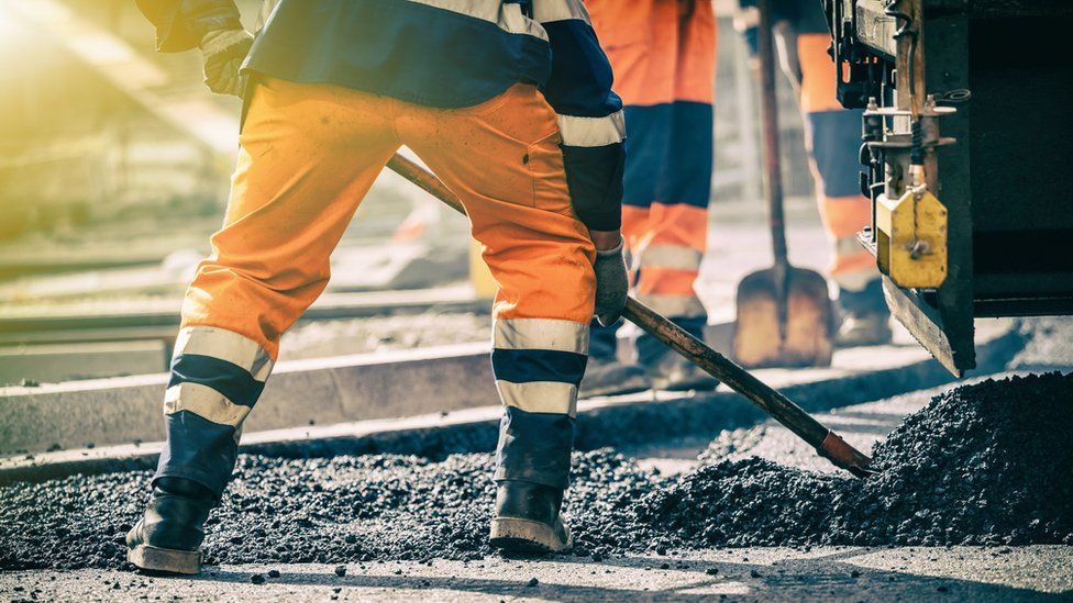 Climate change: Road plans will scupper CO2 targets, report says - BBC News