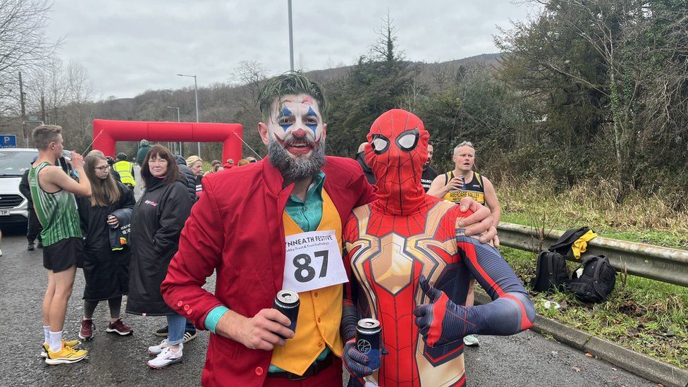 Max Boyce starts Boxing Day race saved by locals - BBC News