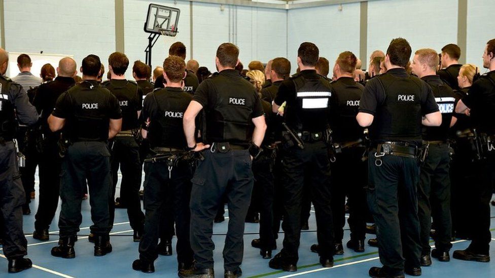 Nineteen arrested after London and Berkshire drug raids - BBC News