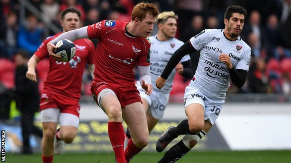 Scarlets: Fly-half Rhys Patchell signs new deal with region - BBC Sport