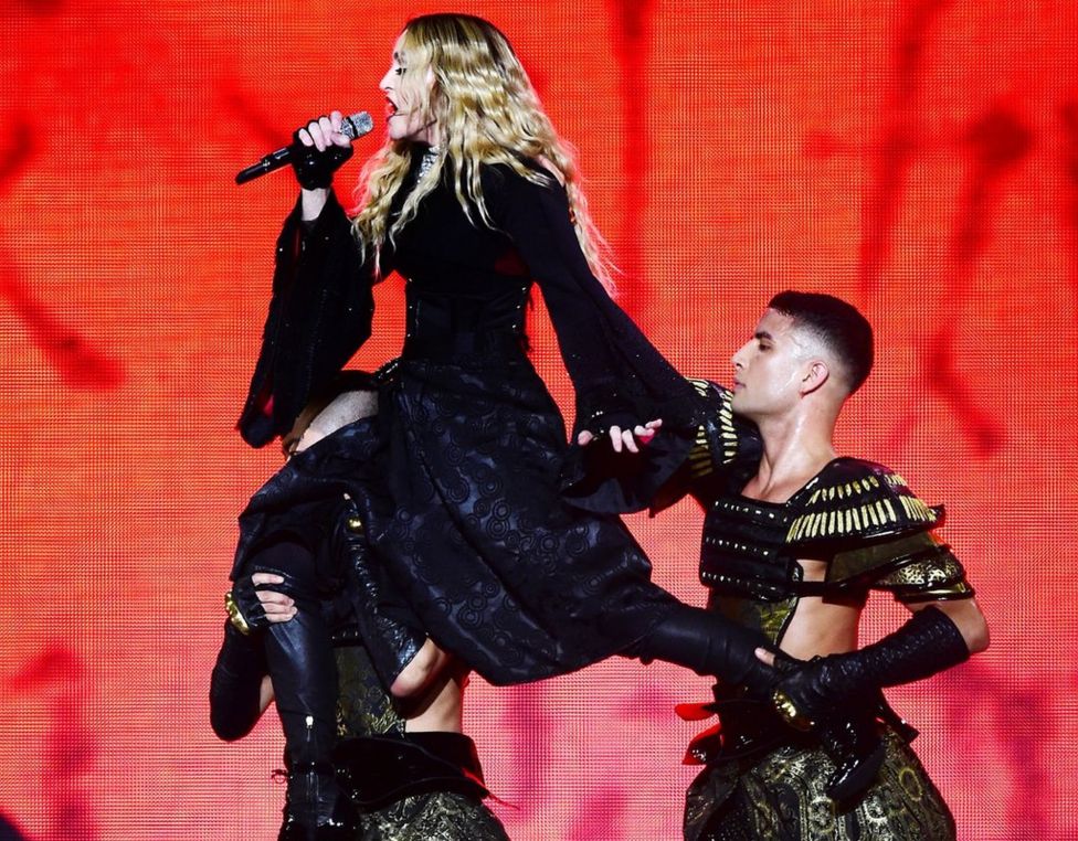 Madonna returns to scene of Brits fall - BBC News