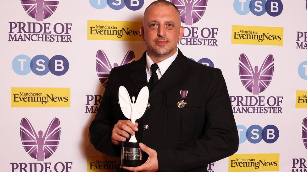 Off-duty PC who tackled man with machete in Salford honoured - BBC News