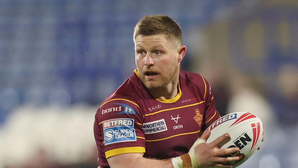 Warrington sign Huddersfield captain Luke Yates on two-year deal - BBC ...