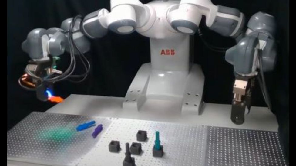 University of Bristol makes tactile robotic hand 'breakthrough' - BBC News